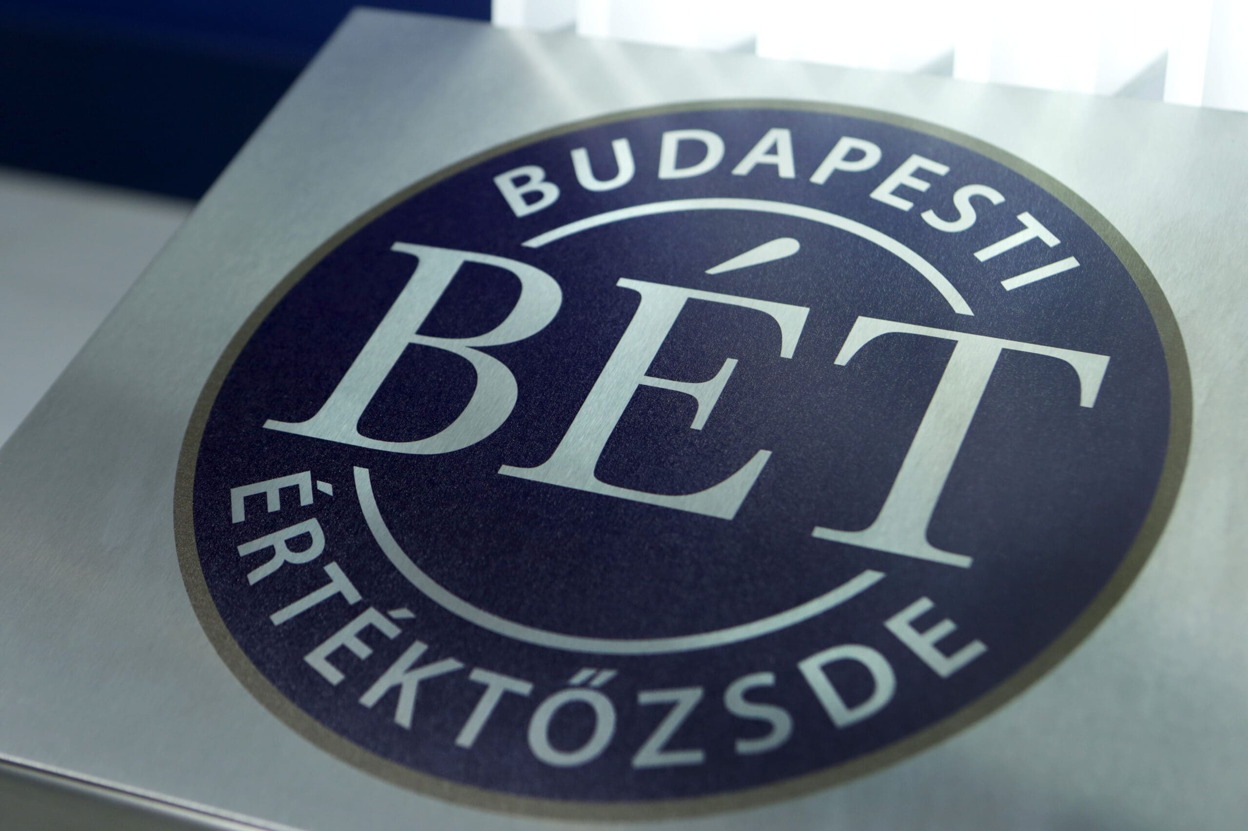 Tőzsdenyitás Június 18.–A BUX pirosban áll, OTP és Mol gyengült